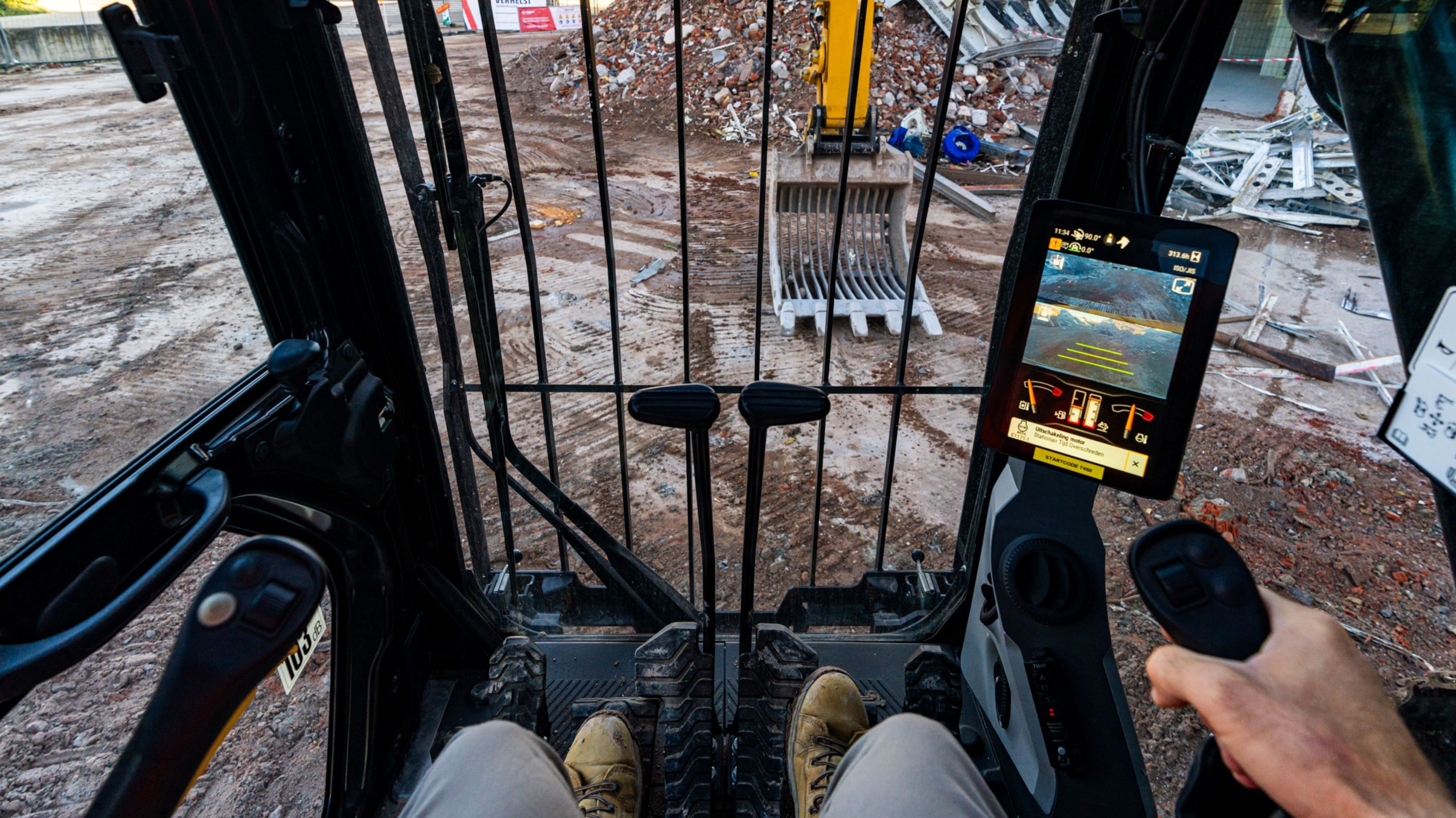 Neuer Cat 330 UHD Bagger auf der bauma 2025