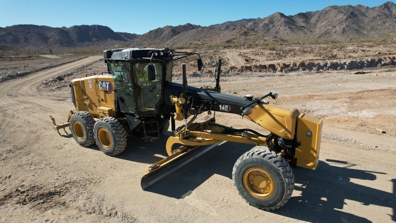 Neue Cat 140 AWD Grader auf der bauma 2025