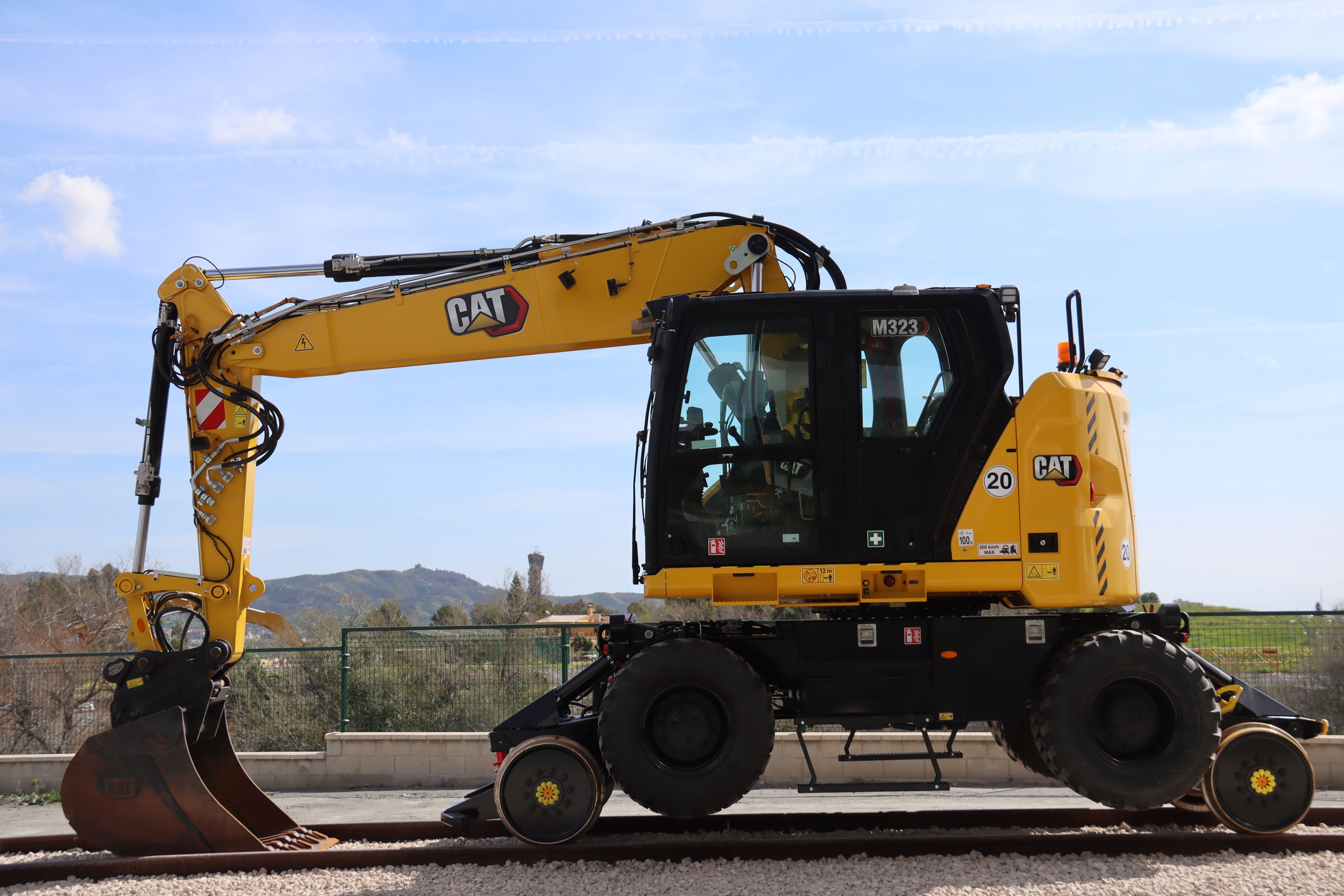 Neue Cat Zweiwegebagger auf der bauma 2025